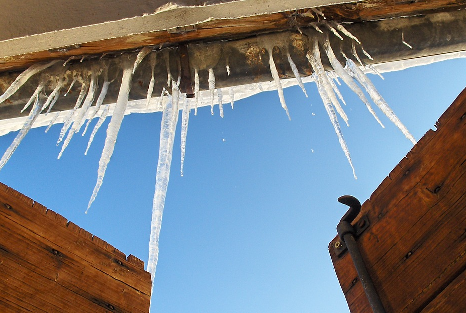 Un trozo de hielo cae y mata a una mujer justo después de hablar sobre ... Un trozo de hielo cae y mata a una mujer justo después de hablar sobre ...