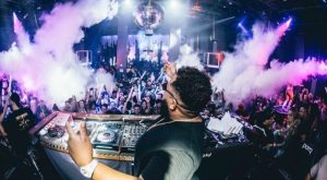 Qué es una rave dónde se realiza y por qué suelen ser ilegales