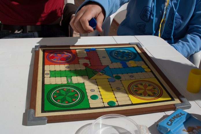 Cómo jugar al parchís paso a paso conociendo las reglas