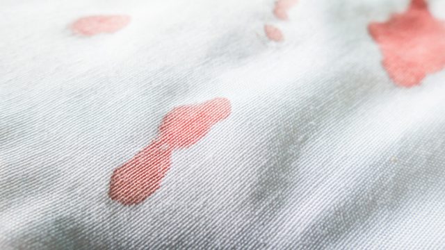 Cómo quitar las manchas de sangre de la ropa usando métodos caseros