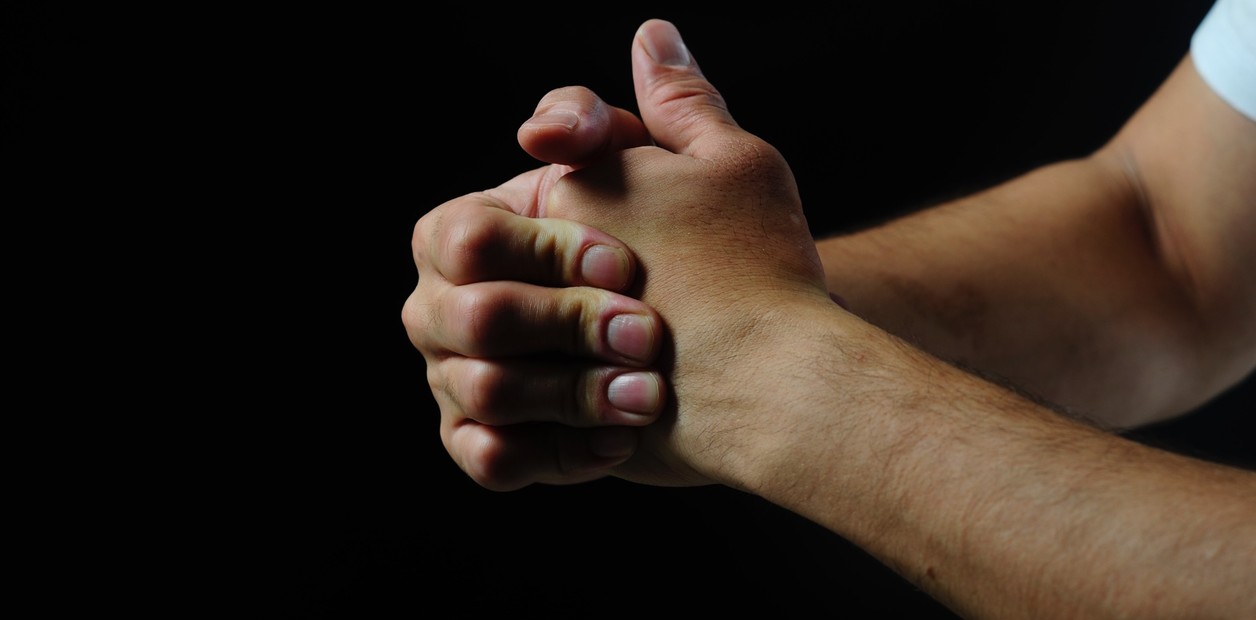 Por qué no deberías tronar los dedos