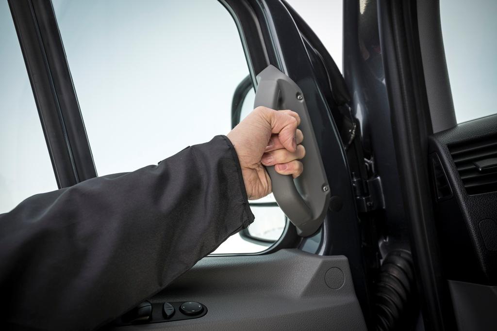 Para esto sirven los asideros del techo del coche