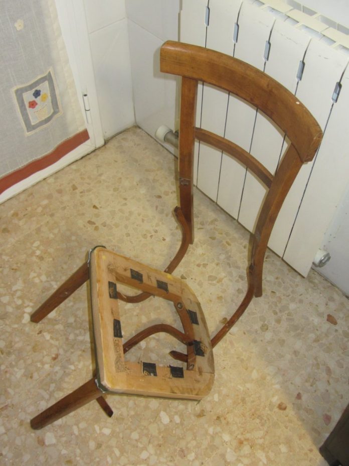 Cómo arreglar una silla que cojea