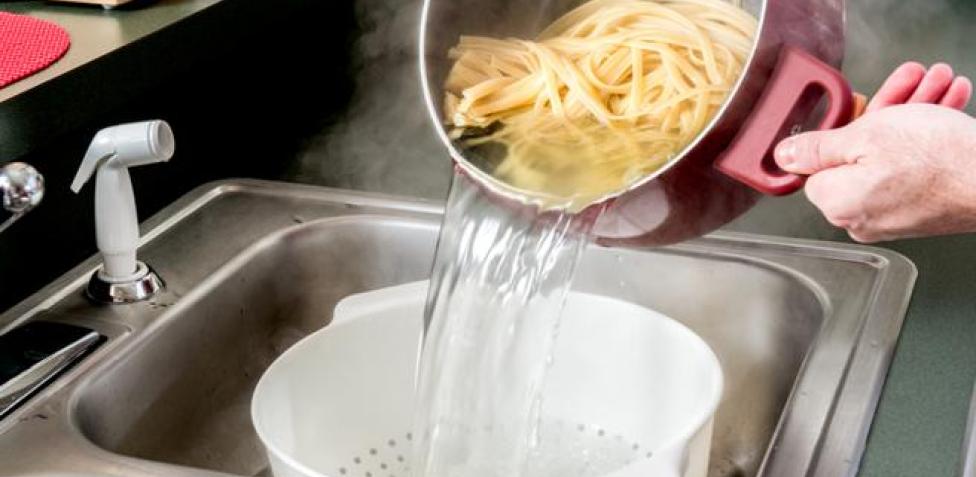 Pasta: así deberías usar el colador para que no arruine tu comida