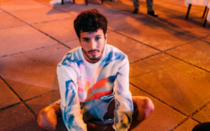 Sebastián Yatra de 'Amor Pasajero' en su nuevo vídeo