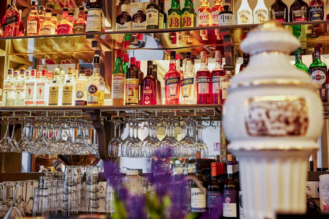 El histórico Café Barbieri de Madrid reabre sus puertas cuando se ...