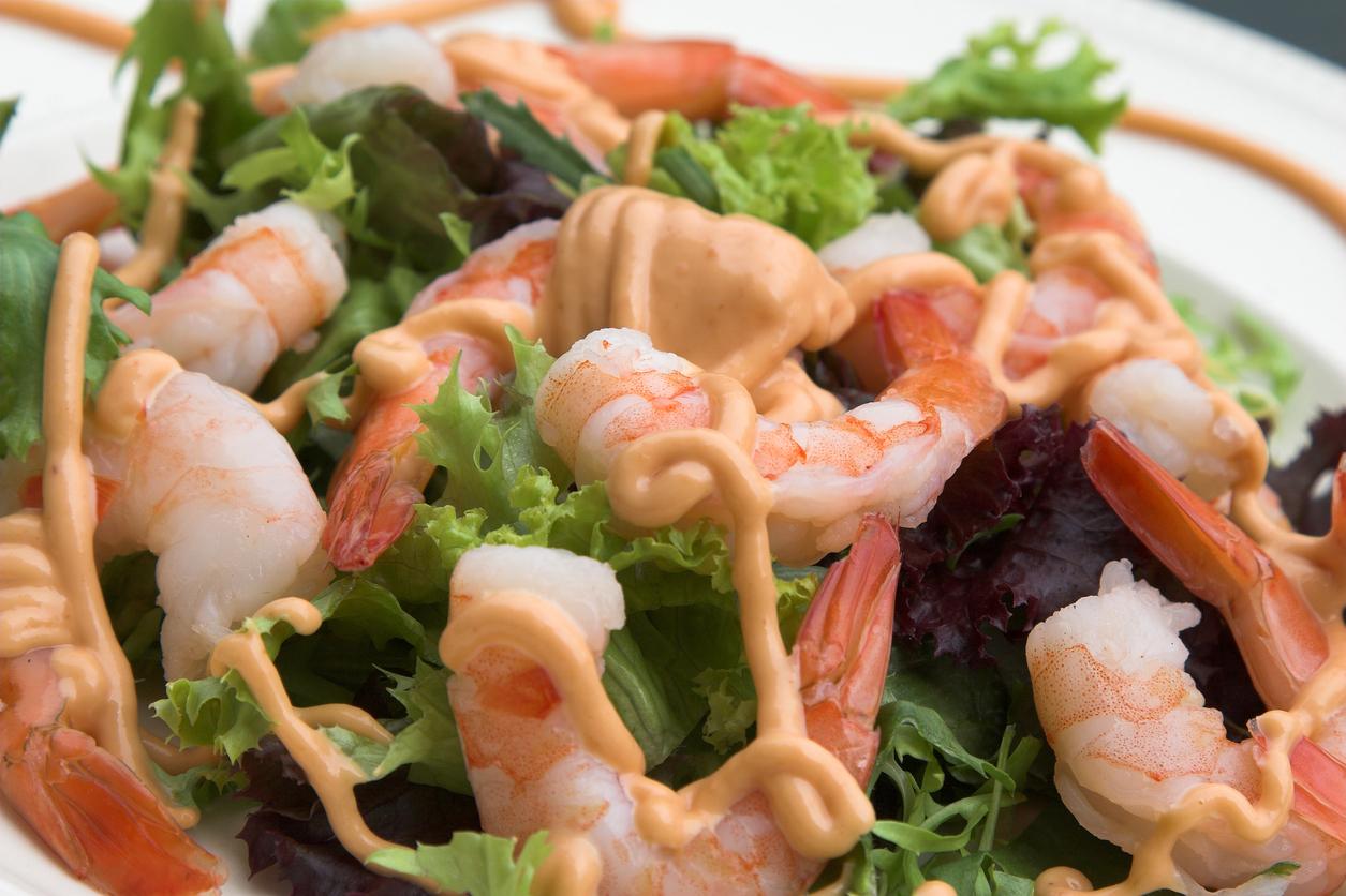Cómo preparar una ensalada tropical con salsa rosa