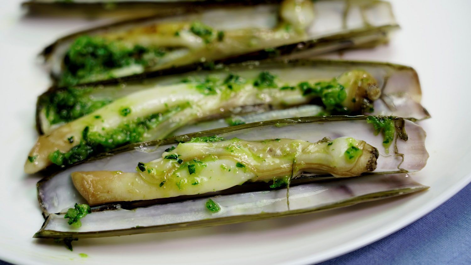 La receta de navajas a la plancha más famosa de Galicia que puedes ...