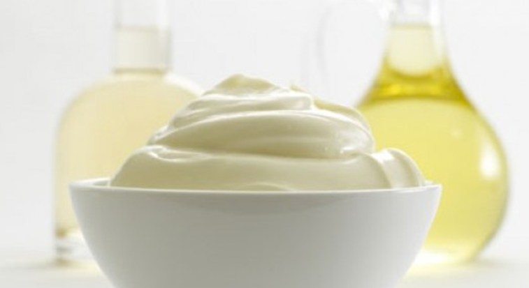 Mayonesa con aceite de oliva: el truco para que monte igual de rápido