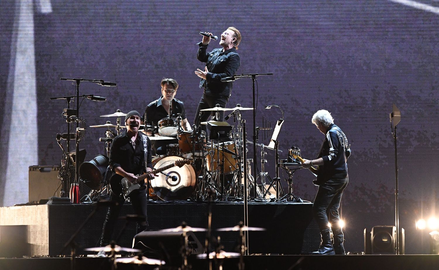 U2 se une a la tradición de reinterpretar sus temas