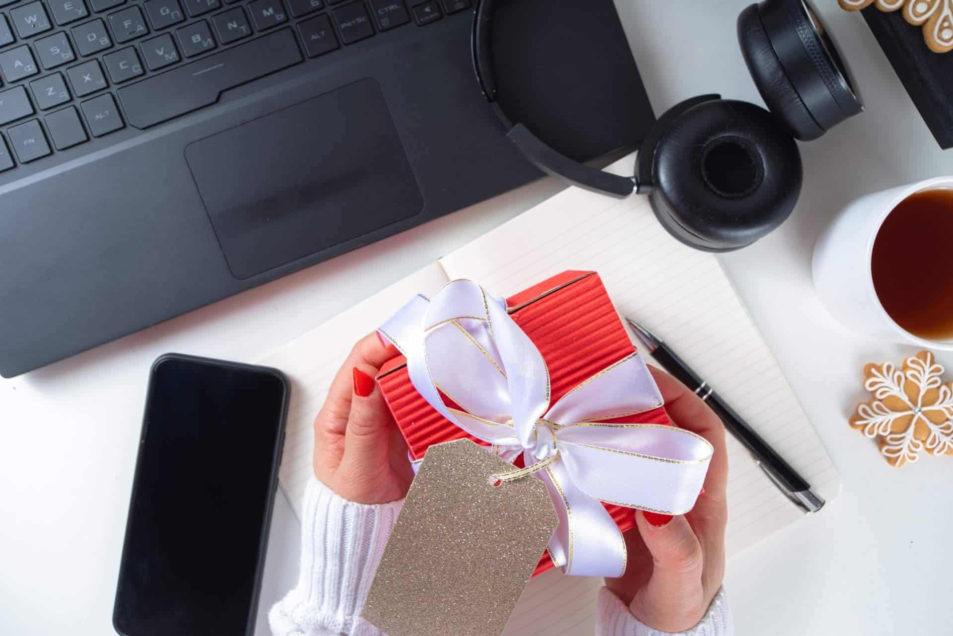 ¿Por qué es importante entregar regalos corporativos en un negocio ...