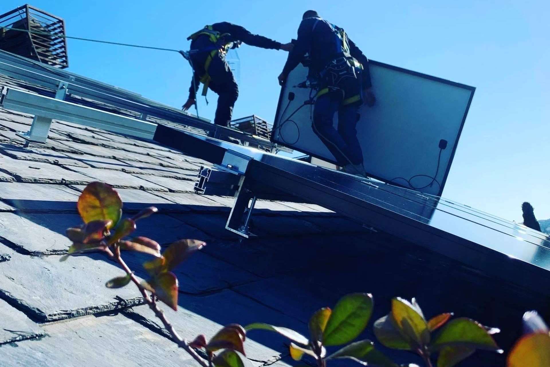Instalación de paneles solares para ahorrar en la factura de la luz