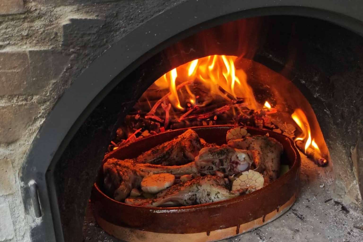 Los beneficios de cocinar en hornos de leña