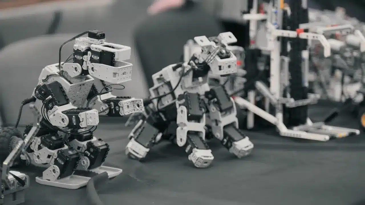 Desarrollan un perro guía robótico. Gerardo Portilla, es el