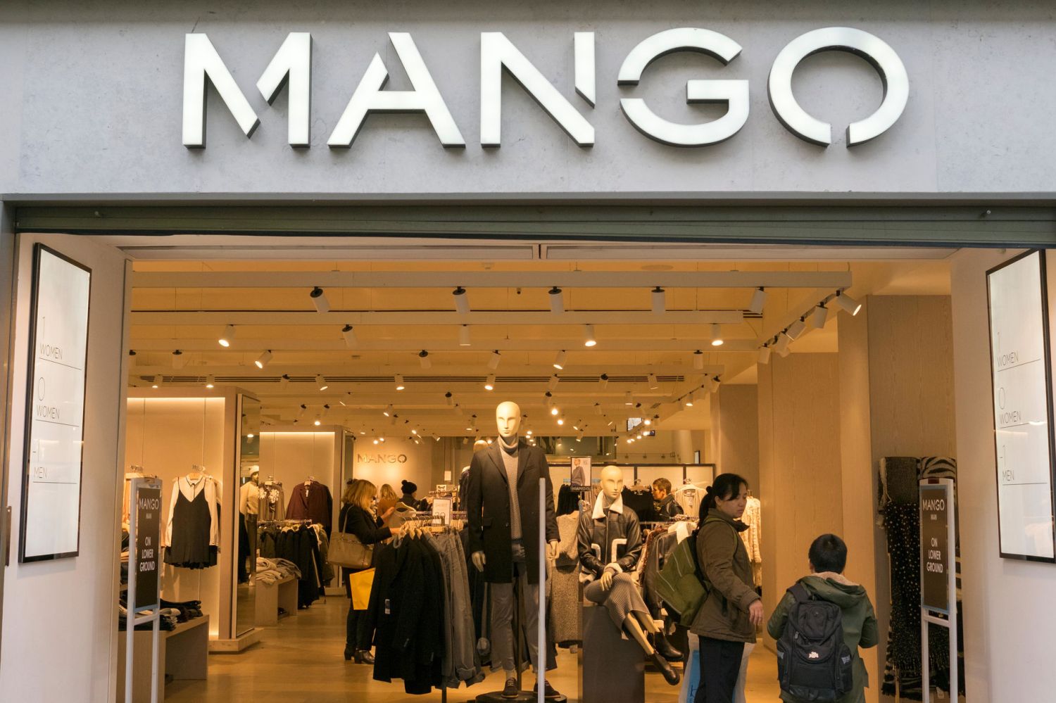 El vestido satinado de Mango en oferta que “vuela” por 20 euros