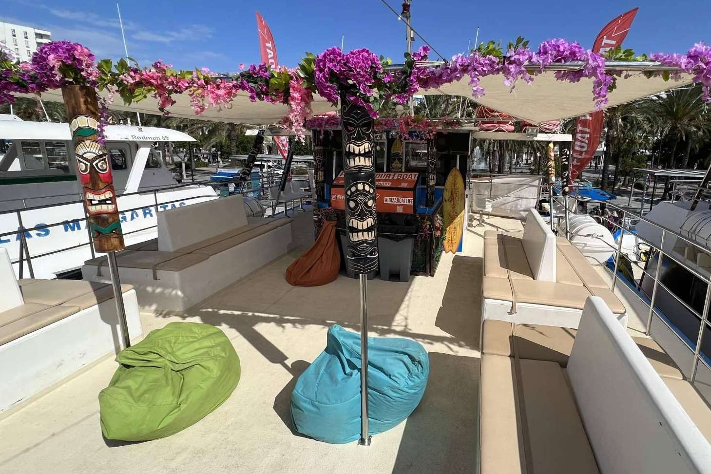 El catamarán Float Your Boat permite recorrer Ibiza y sus ...