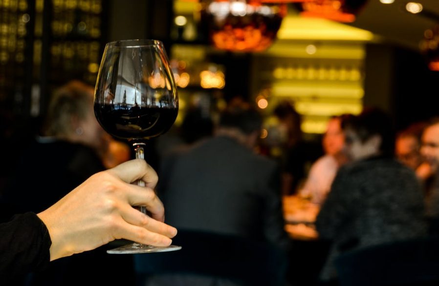 ¿Te vas de copas? Sigue estos 8 consejos y evita la resaca