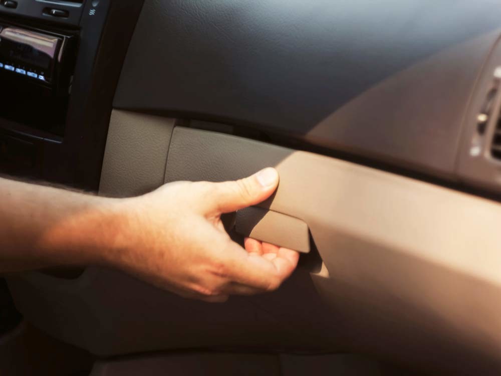 Esto es todo lo que debes llevar en la guantera de tu coche, según un ...
