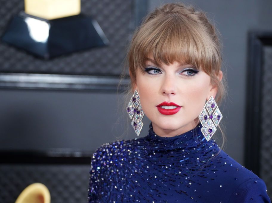 Descubre cómo Taylor Swift muestra su manicura de Navidad fácilmente en ...