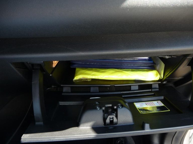 Esto es todo lo que debes llevar en la guantera de tu coche, según un ...