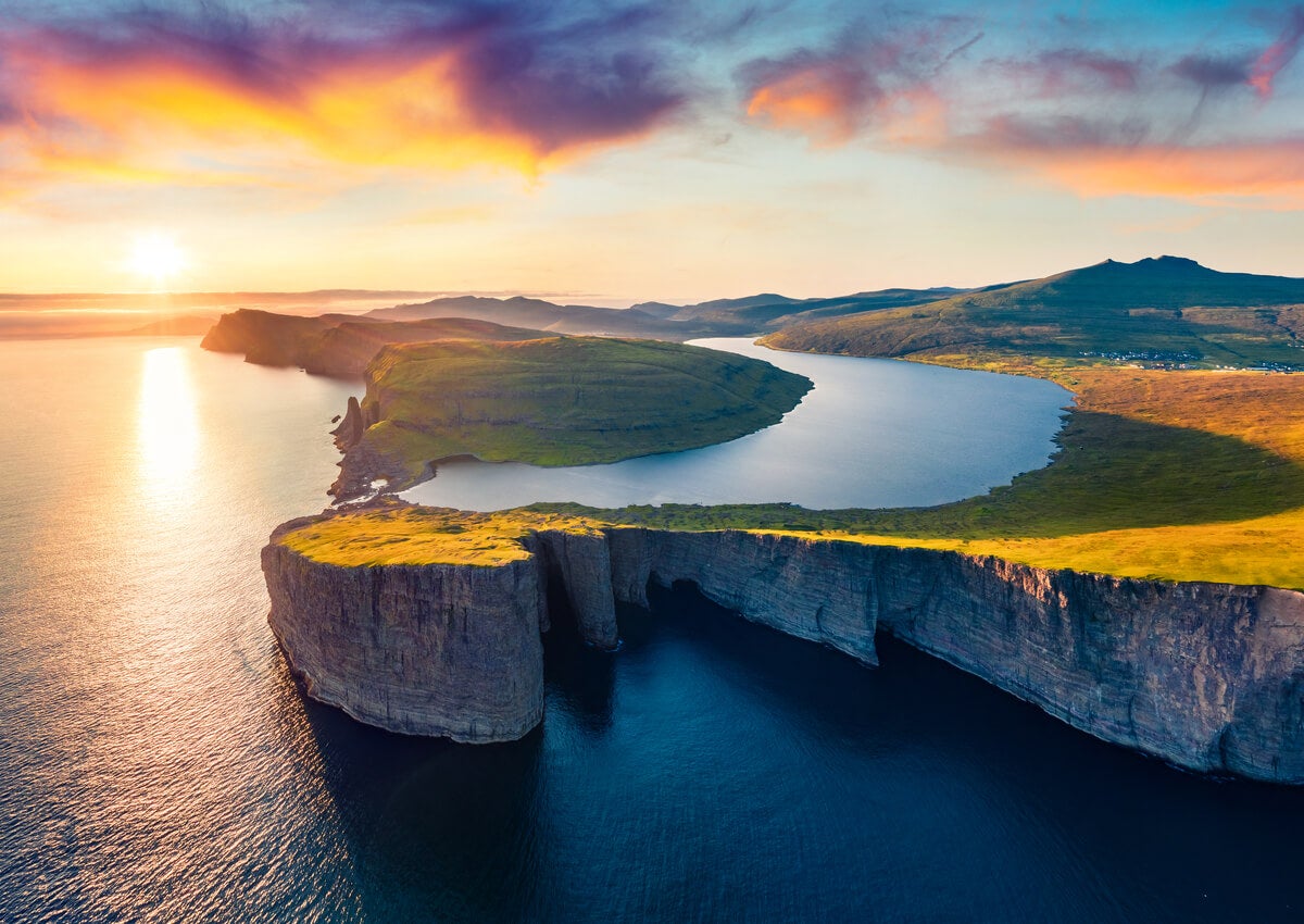 El lago que flota sobre el mar es uno de los lugares más curiosos y ...