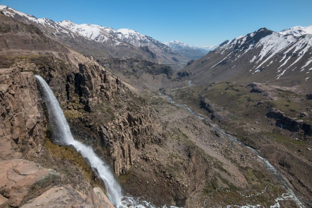 La increíble cascada invertida de Chile en la que el agua va a hacia ...