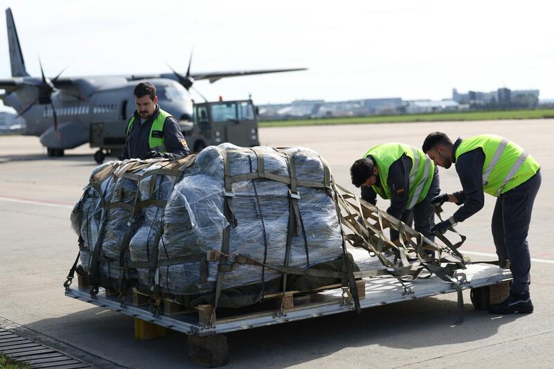 El avión con los 110 paracaídas que facilitarán la entrega de ayuda ...