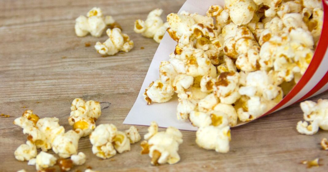 De dónde viene la costumbre de comer palomitas de maíz en el cine