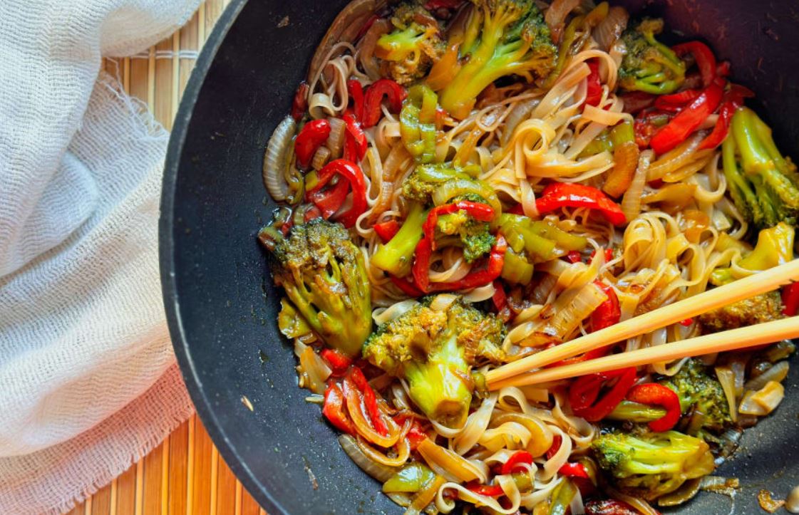 Wok de ramen con verduras: receta rápida asiática para hacer en casa