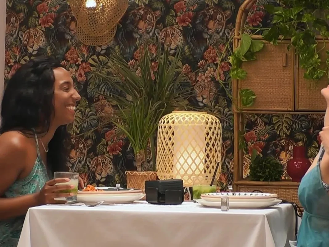 El jacuzzi más caliente de 'First Dates' con un topless al aire